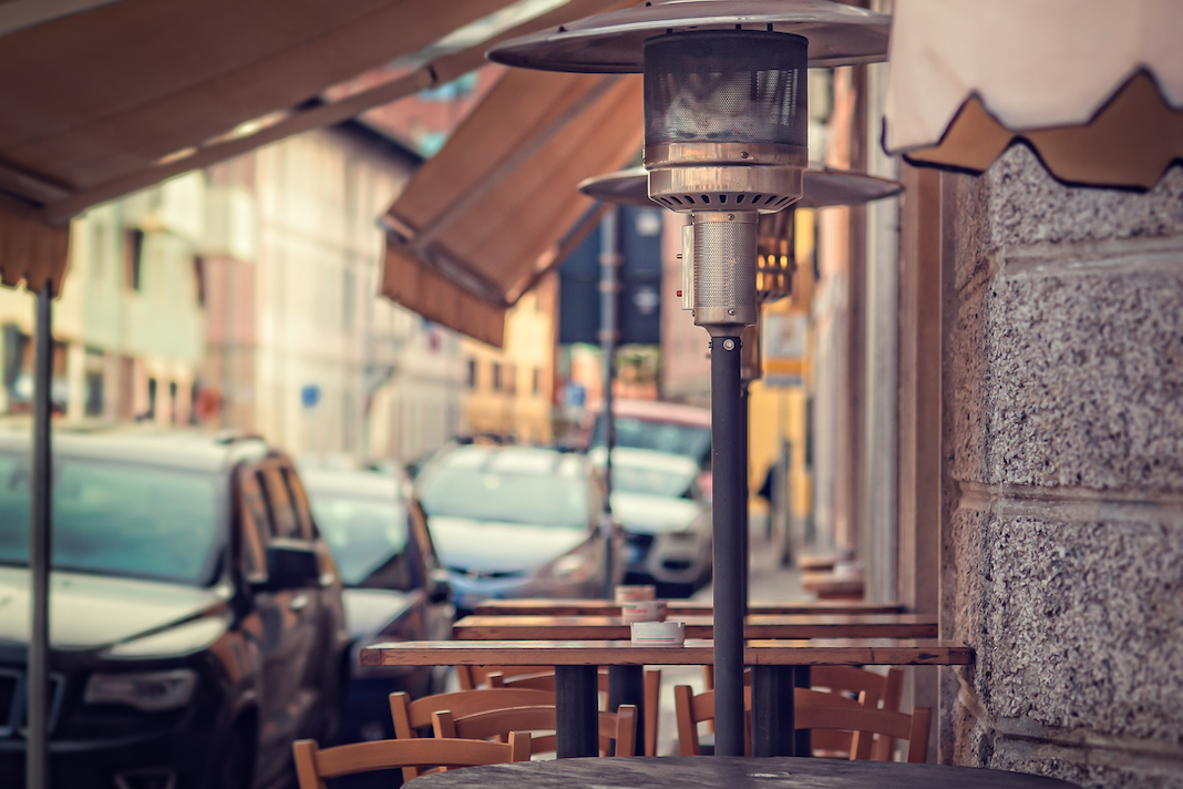 Stop alle stufette a gas fuori dai ristoranti francesi: "ecologicamente ...